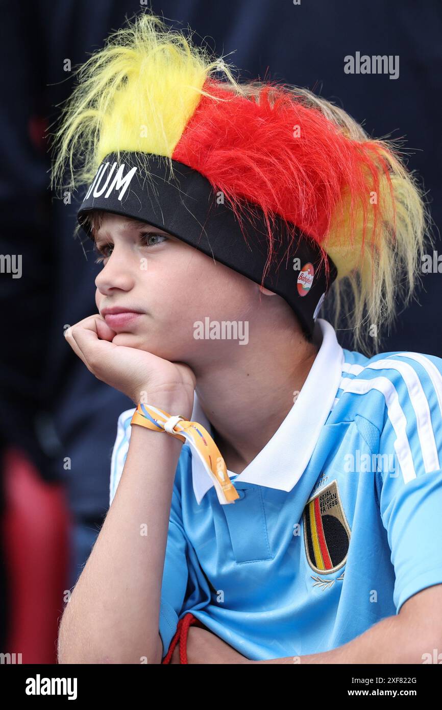 (240702) -- DUESSELDORF, July 2, 2024 (Xinhua) -- A young fan of ...