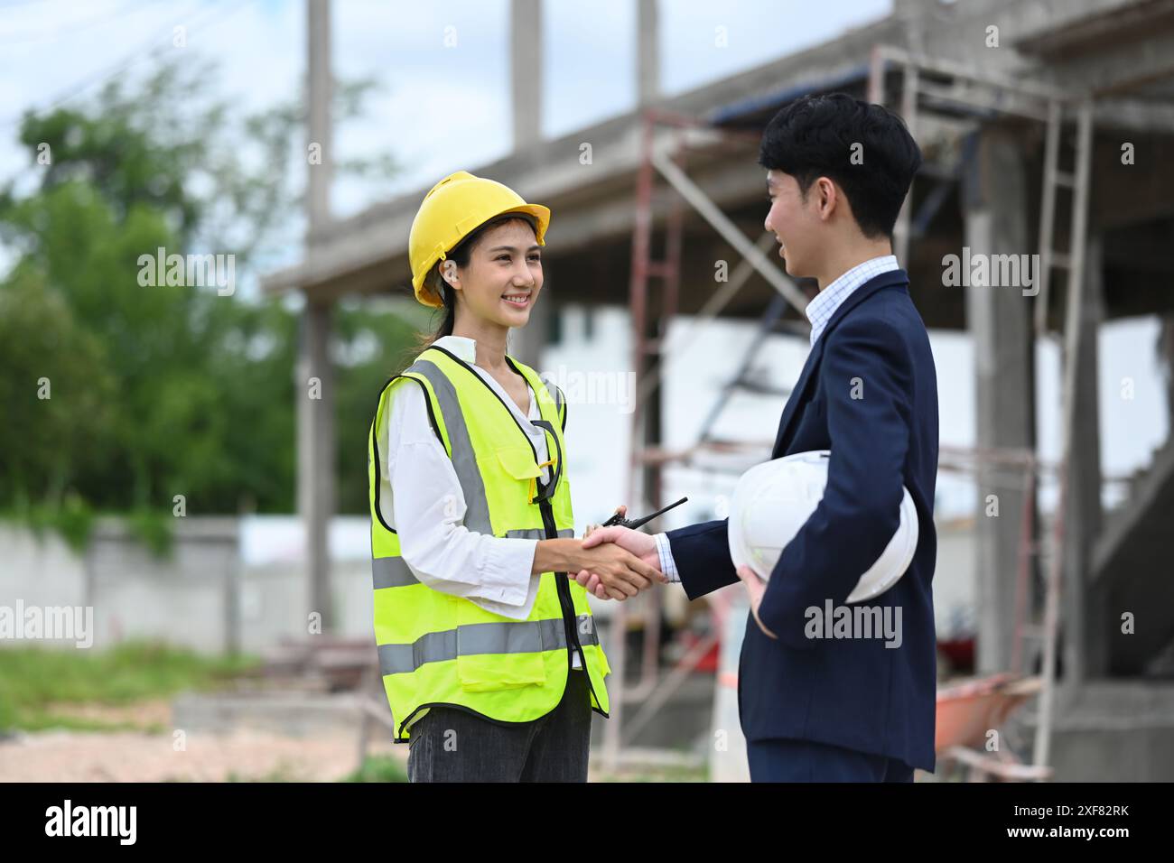 Engineer builder shaking hands talking hi-res stock photography and ...