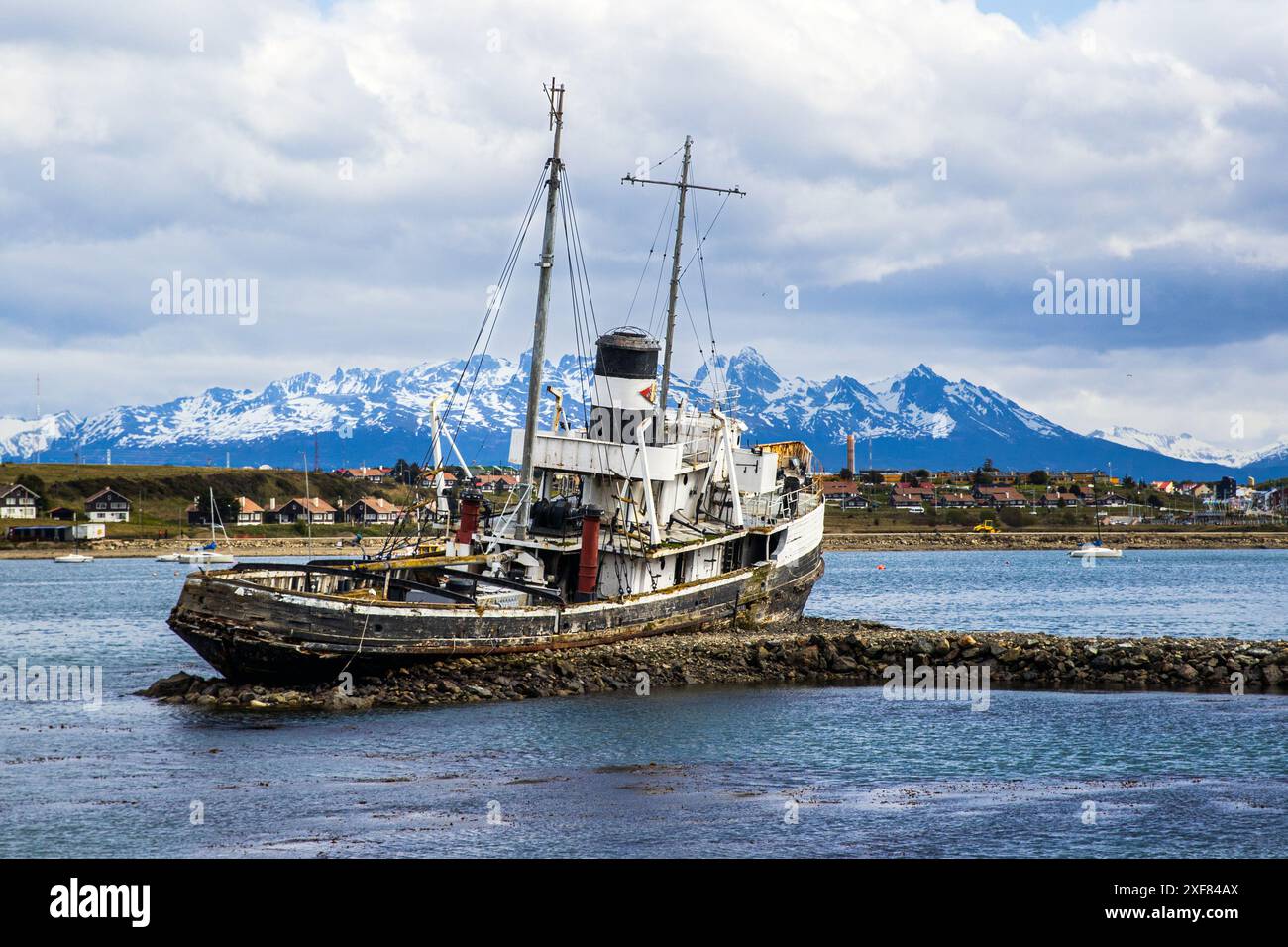 Tug boat funnel hi-res stock photography and images - Alamy