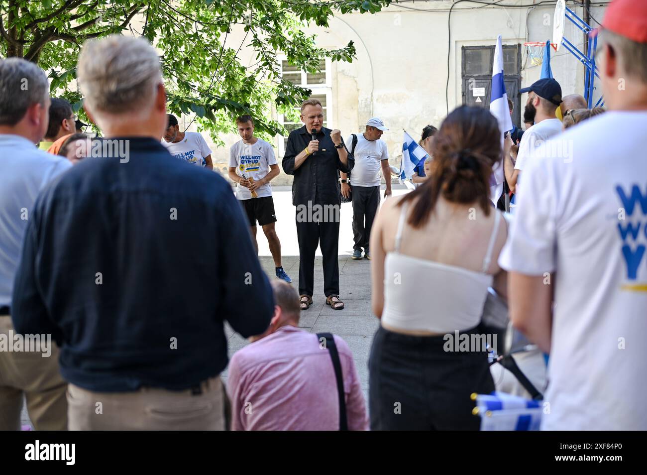 Speech during closing ceremony hi-res stock photography and images - Alamy