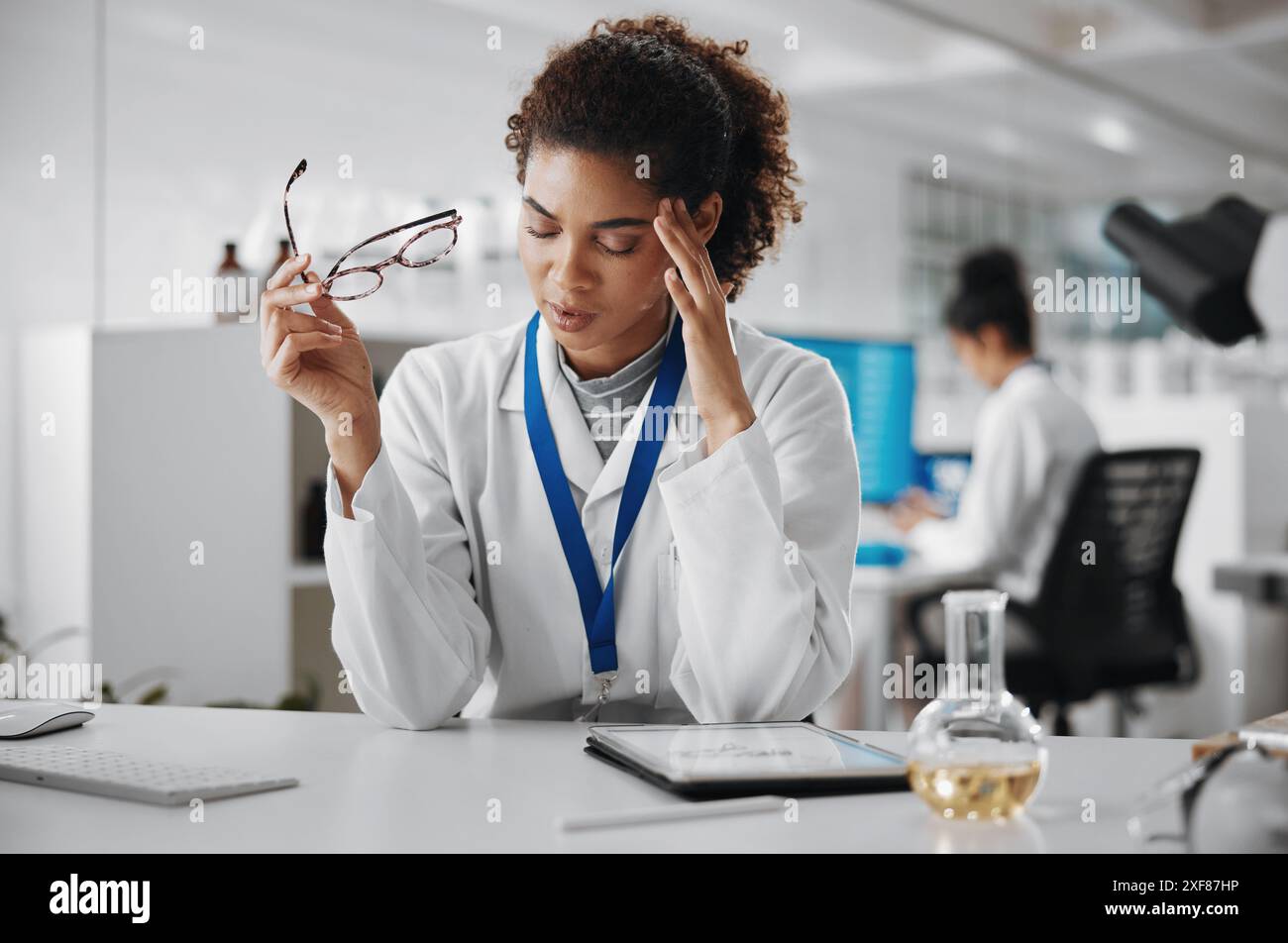 Stress headache woman scientist hi-res stock photography and images - Alamy