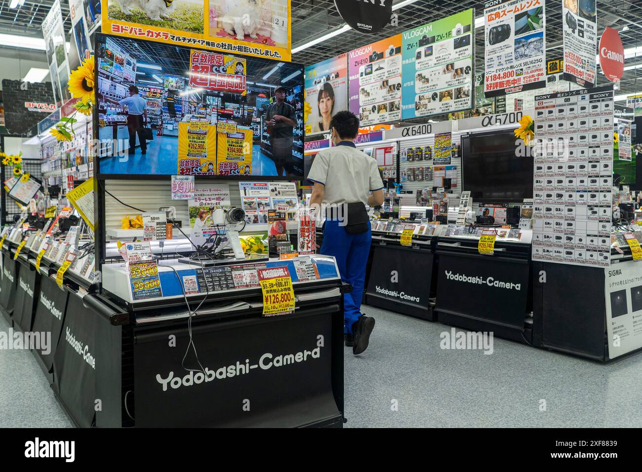 Osaka mall hi-res stock photography and images - Alamy
