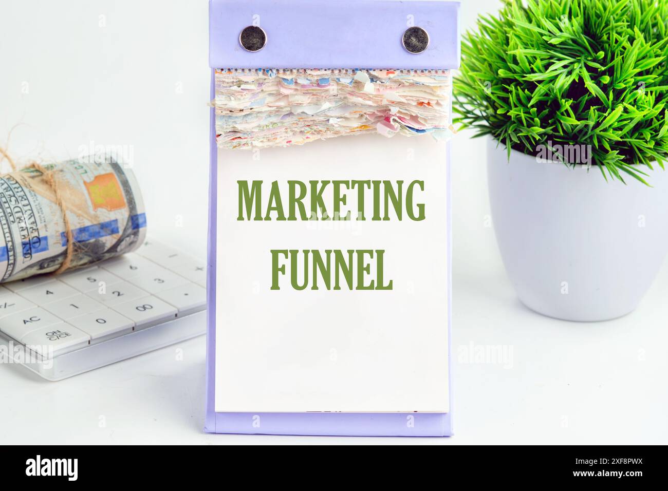 Business concept. Text MARKETING FUNNEL on a desktop calendar on a ...