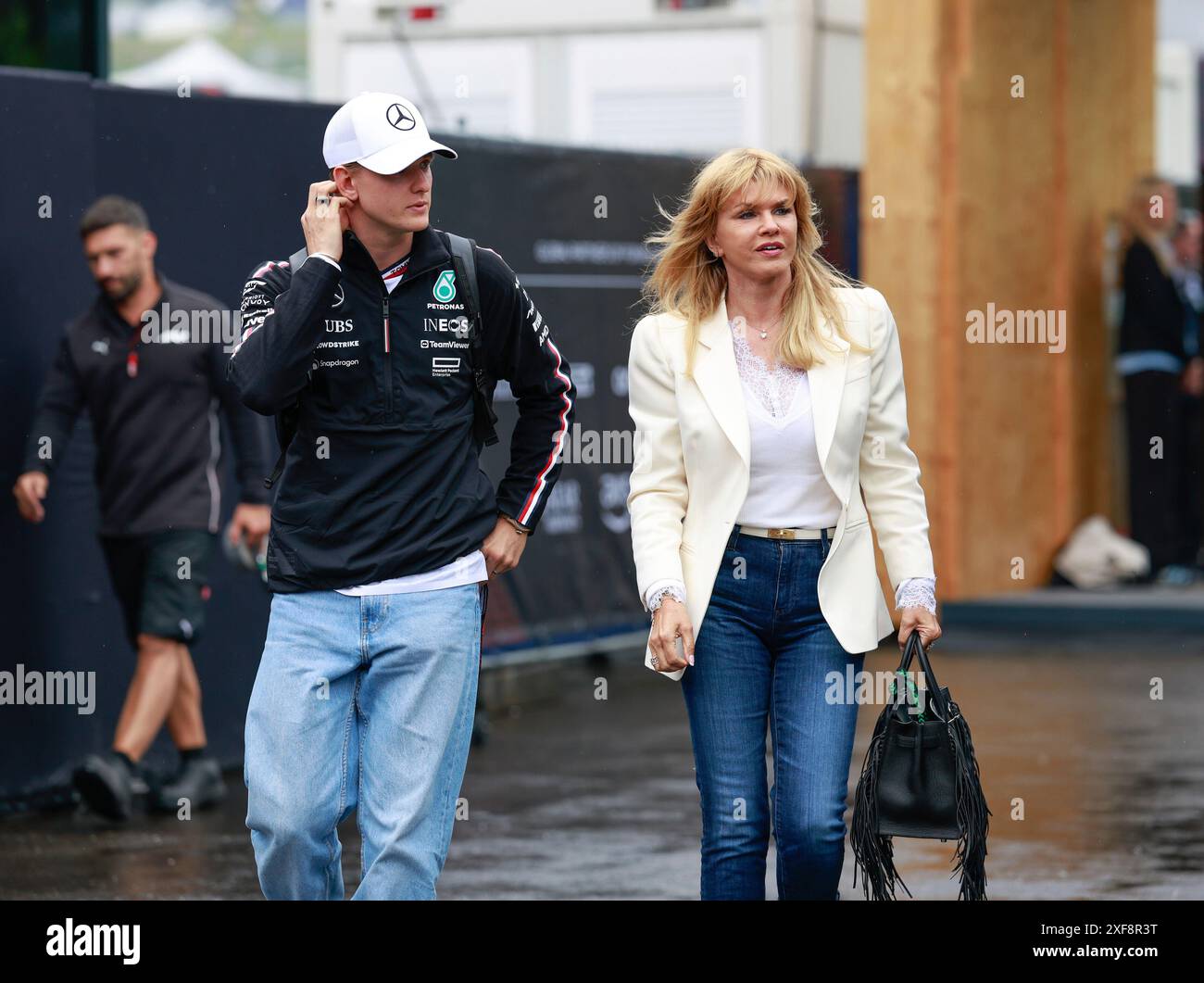 Mick Schumacher (DEU, Mercedes-AMG Petronas F1 Team) and his mother ...