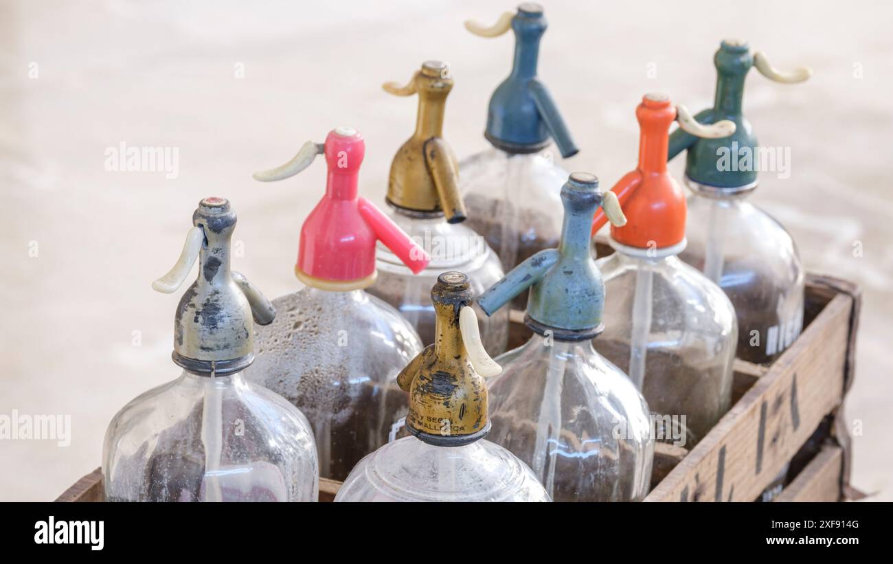 Old pressure siphon box hi-res stock photography and images - Alamy