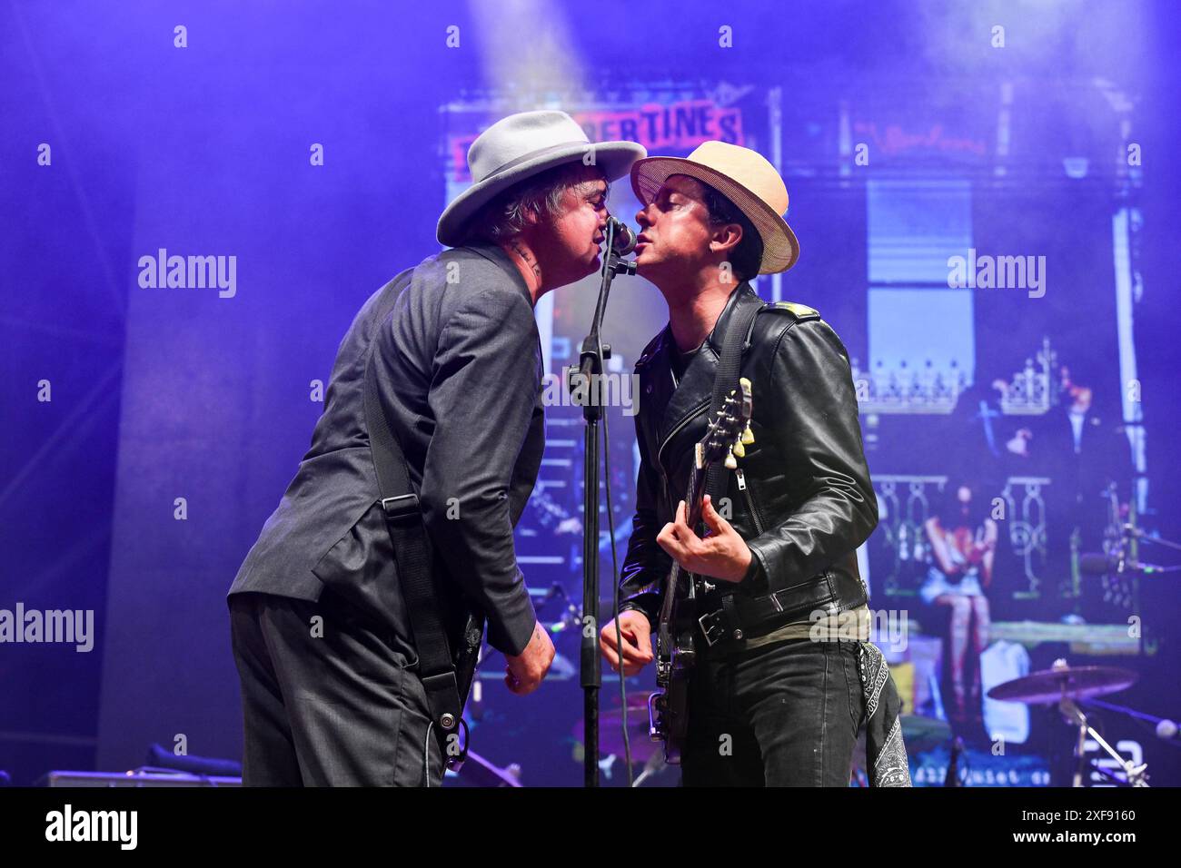Rome: Pete Doherty and Carl Barat of The Libertines performs during ...