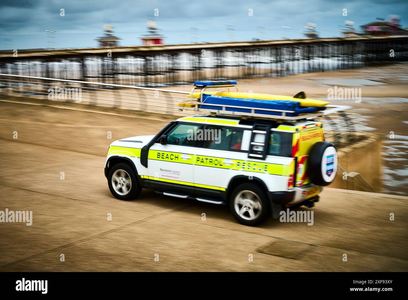 Emergency rescue beach petrol vehicle in action o Blackpool seafront ...