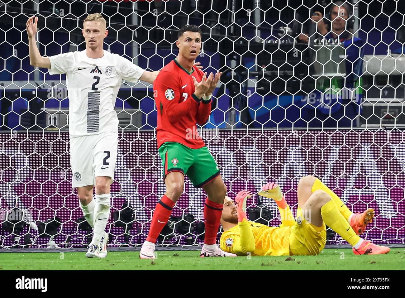 Cristiano Ronaldo (Portugal, #07) wundert sich. Jan Oblak (Slowenien ...