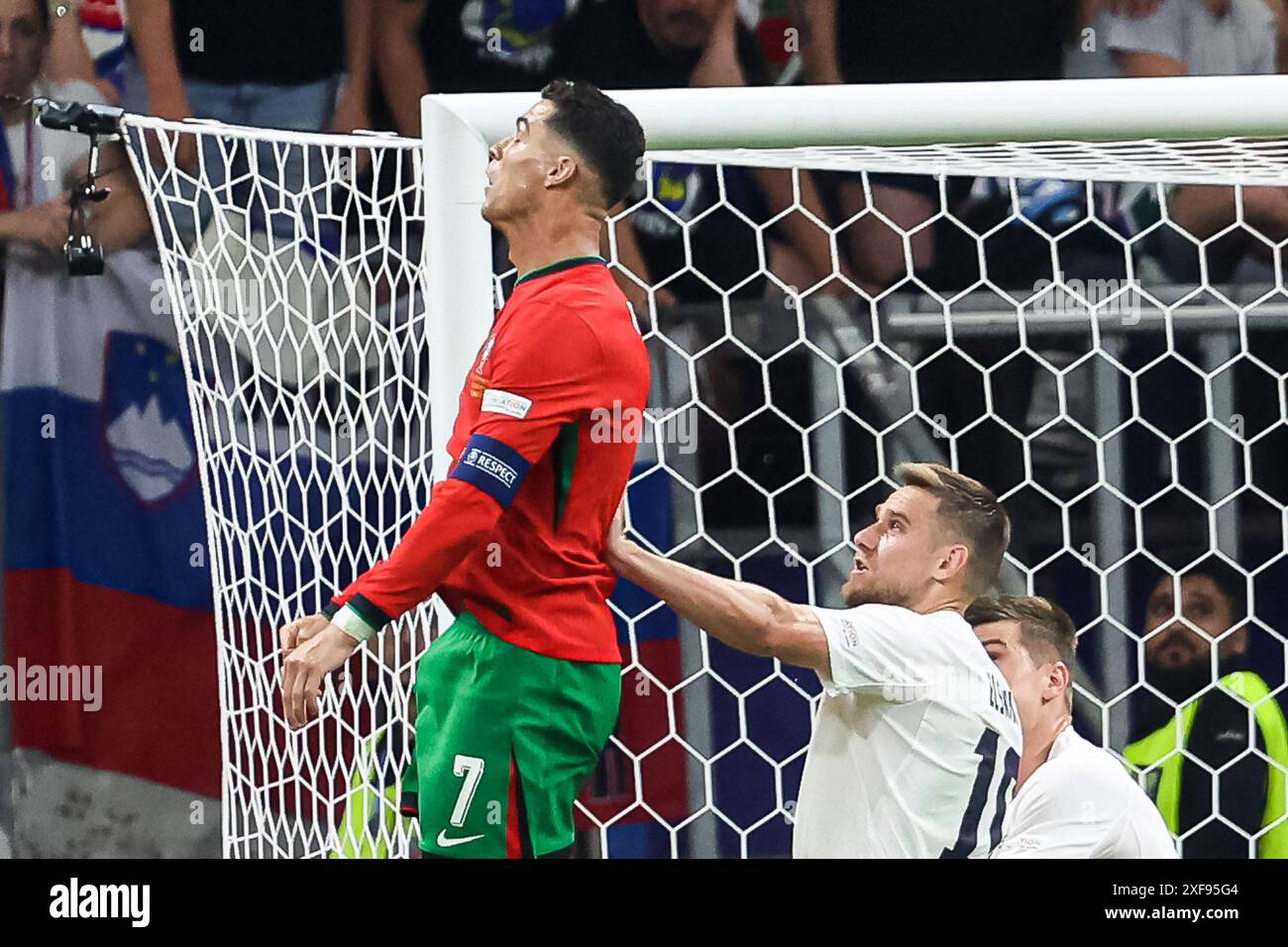 Cristiano Ronaldo (Portugal, #07) beim Kopfball Versuch. Er wird von ...