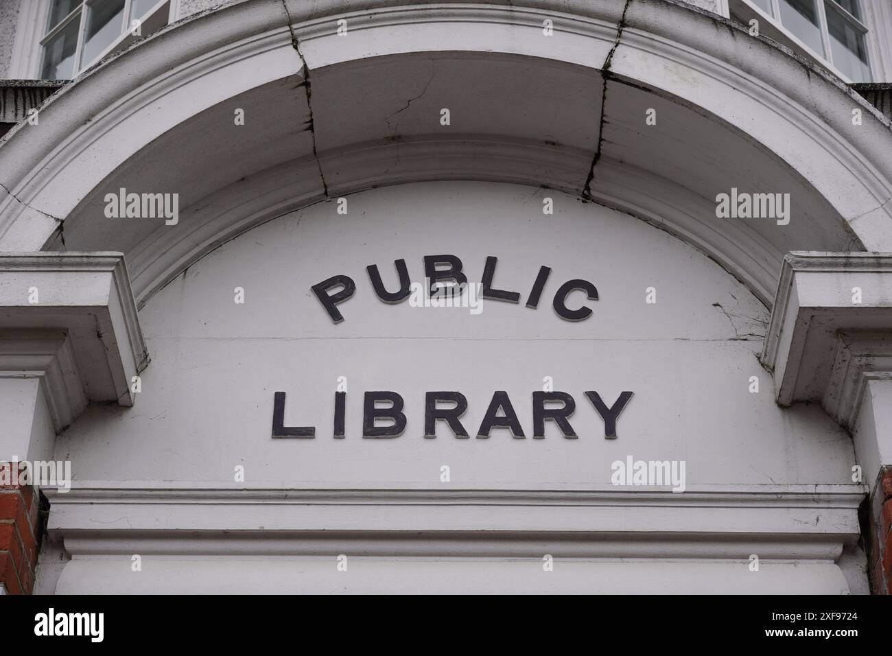 Public library sign hi-res stock photography and images - Alamy