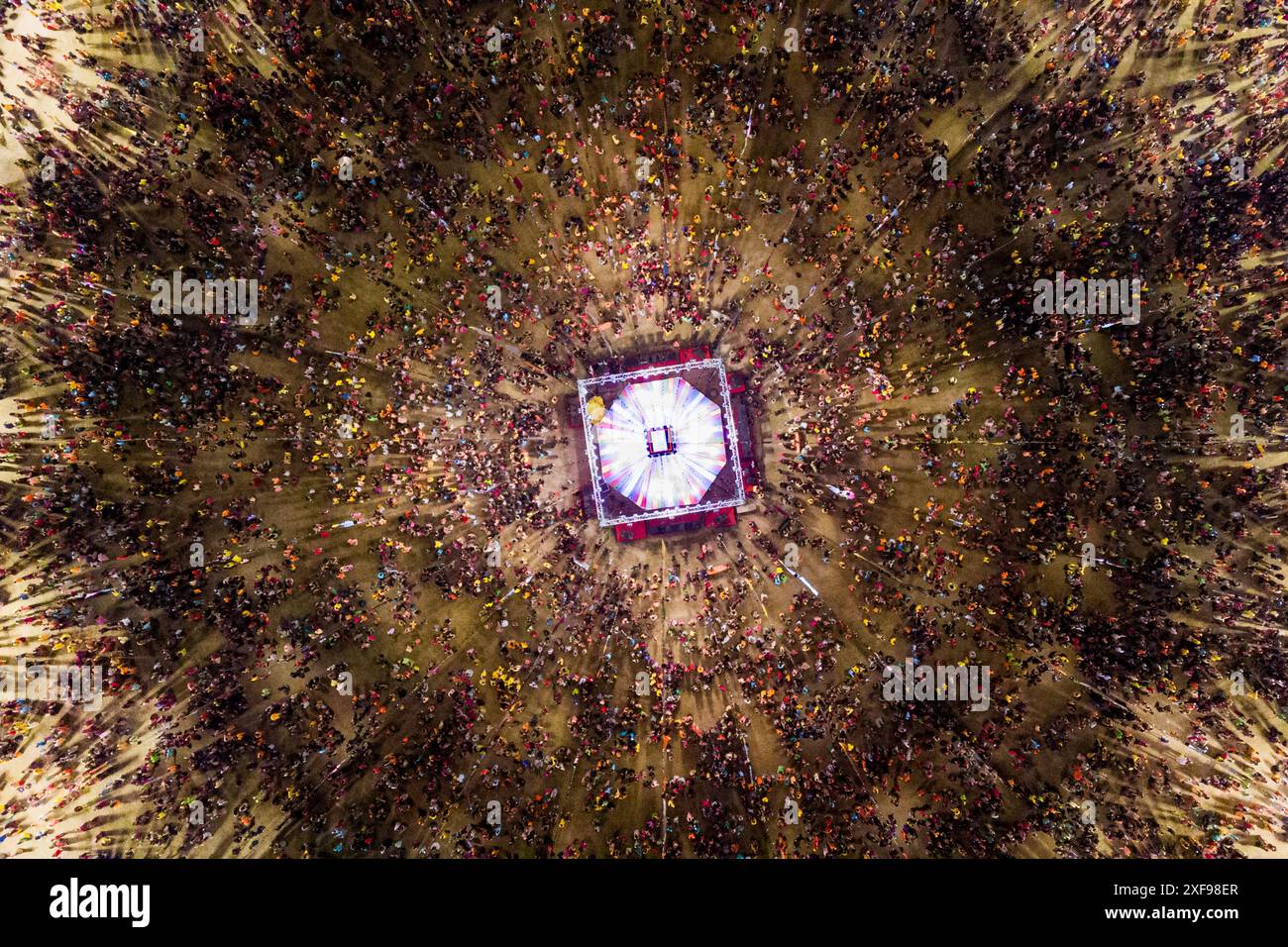 People dance at hindu Navratri festival the traditional Garba dance ...