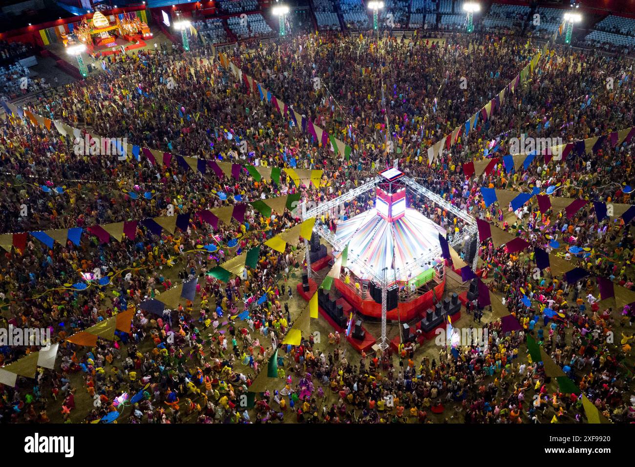 People dance at hindu Navratri festival the traditional Garba dance ...