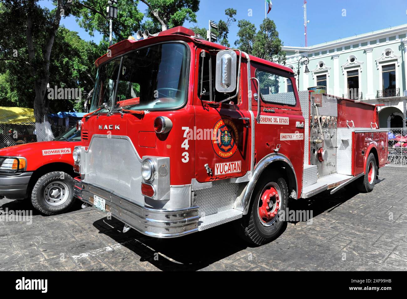 Red fire engine hi-res stock photography and images - Alamy