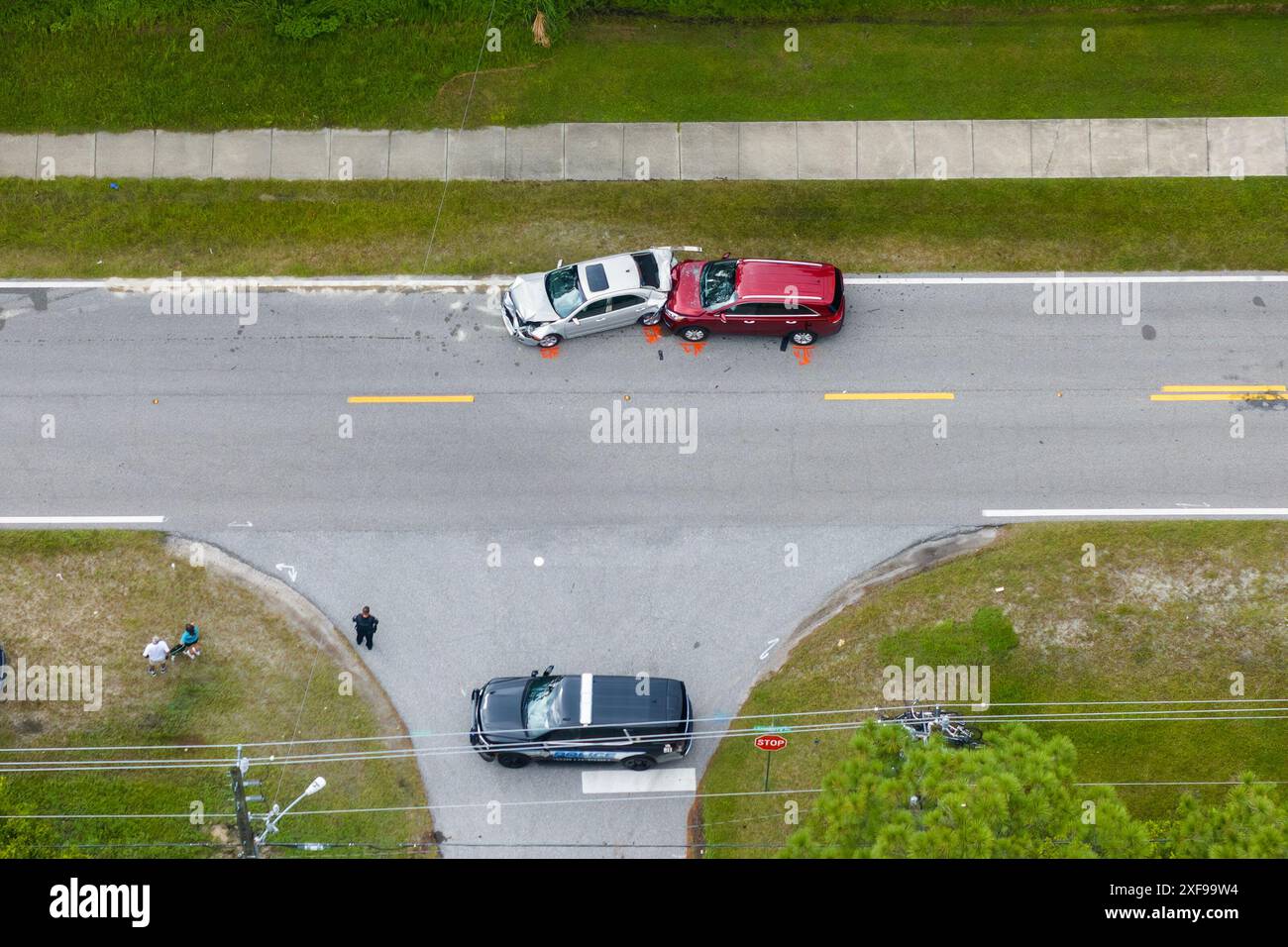 First responders responding car accident hi-res stock photography and ...
