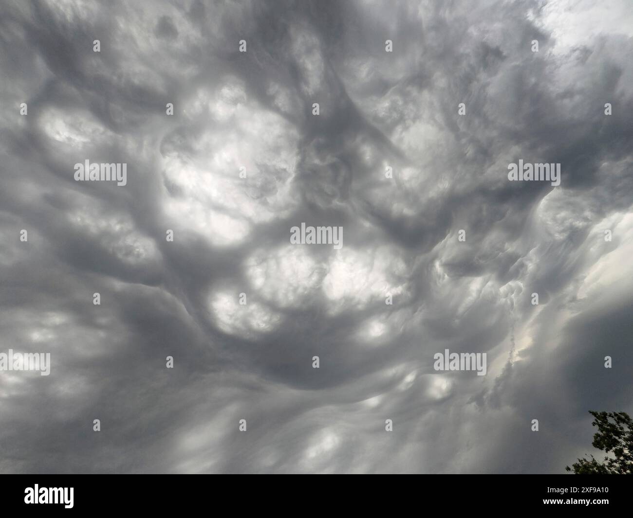 Cloud formation after storm warning thunderstorm warning grey dark ...