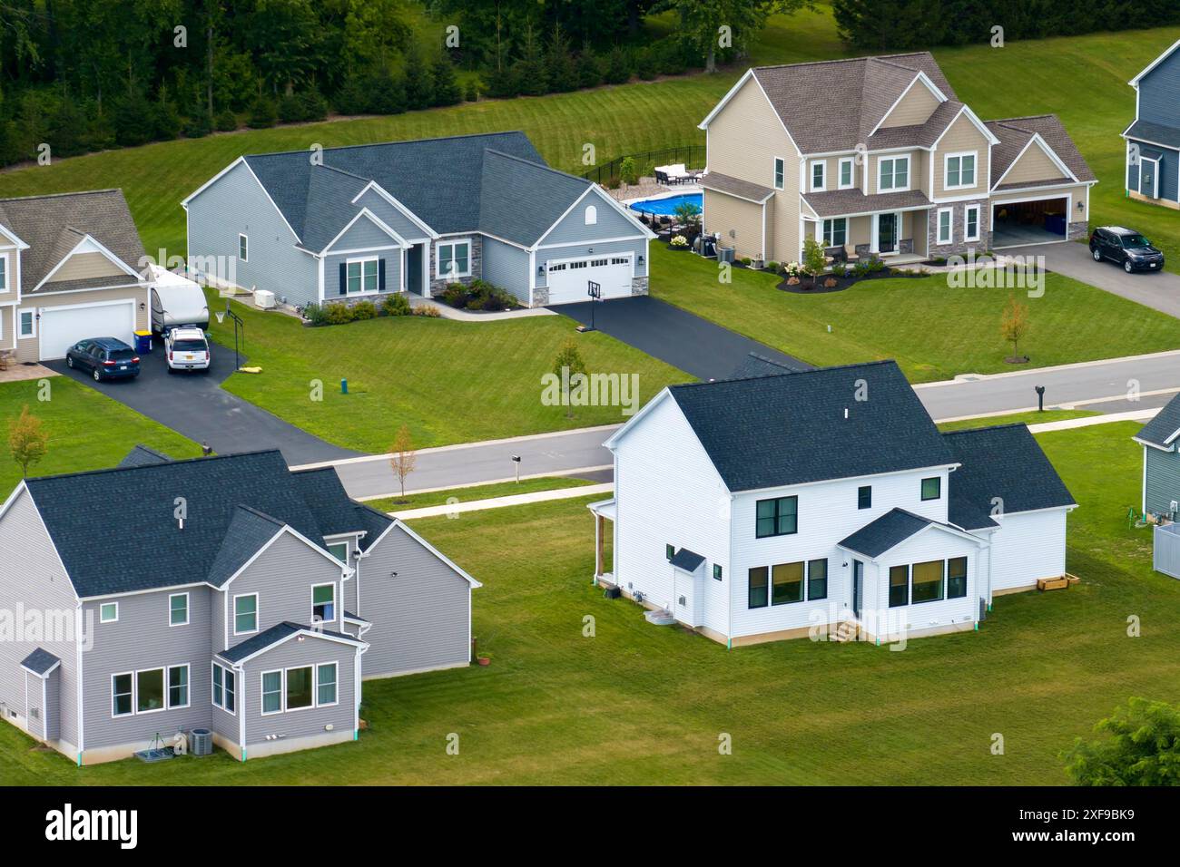 Housing market in the USA. Residential homes in suburban sprawl ...