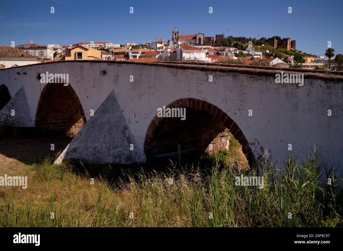 Ponte Romana, Roman bridge over the river Rio Arade, behind it Silves ...