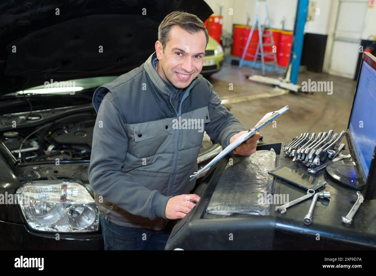 Mechanic man lamp repairing car hi-res stock photography and images - Alamy