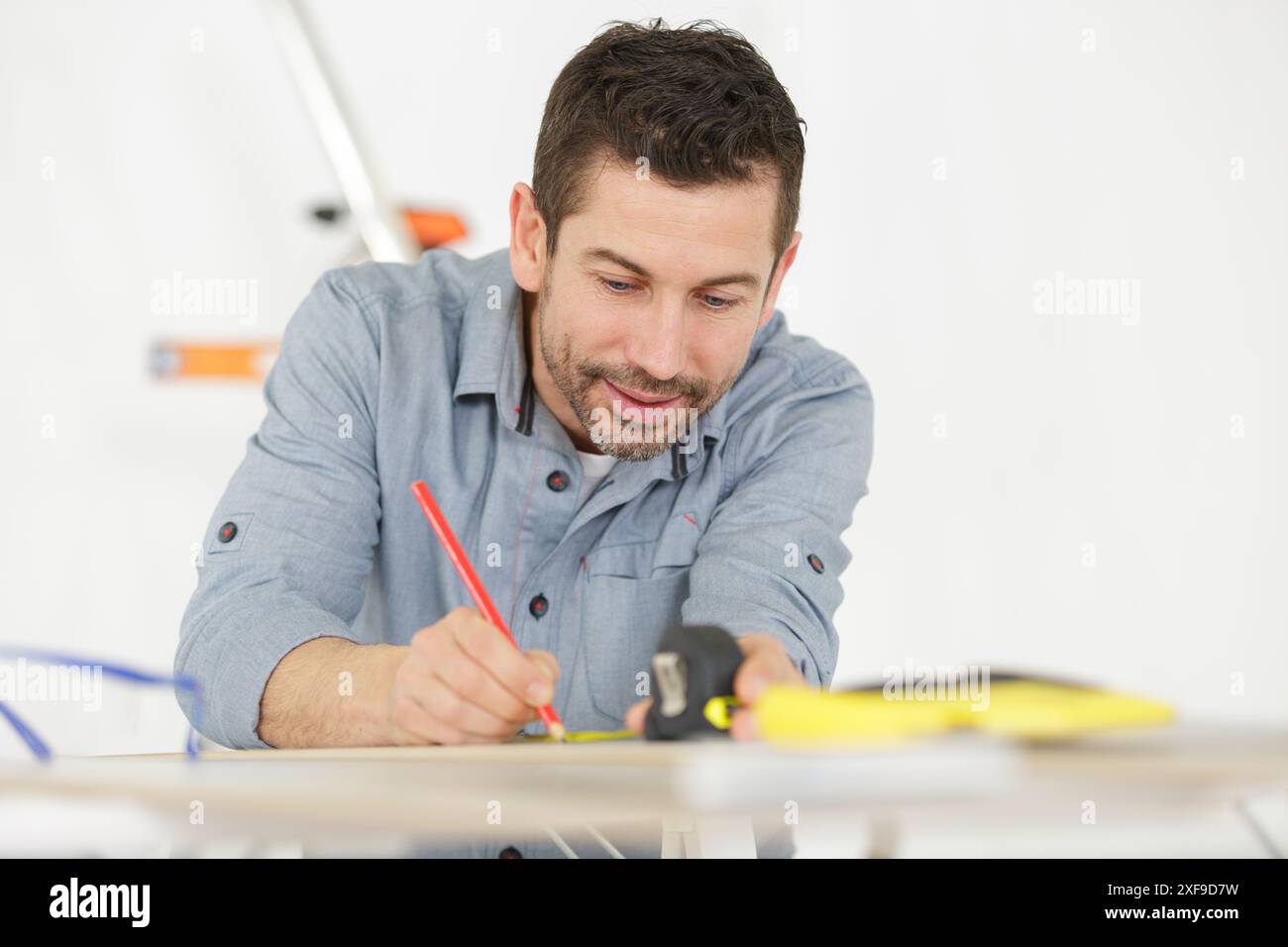 man taking the right measurements Stock Photo - Alamy