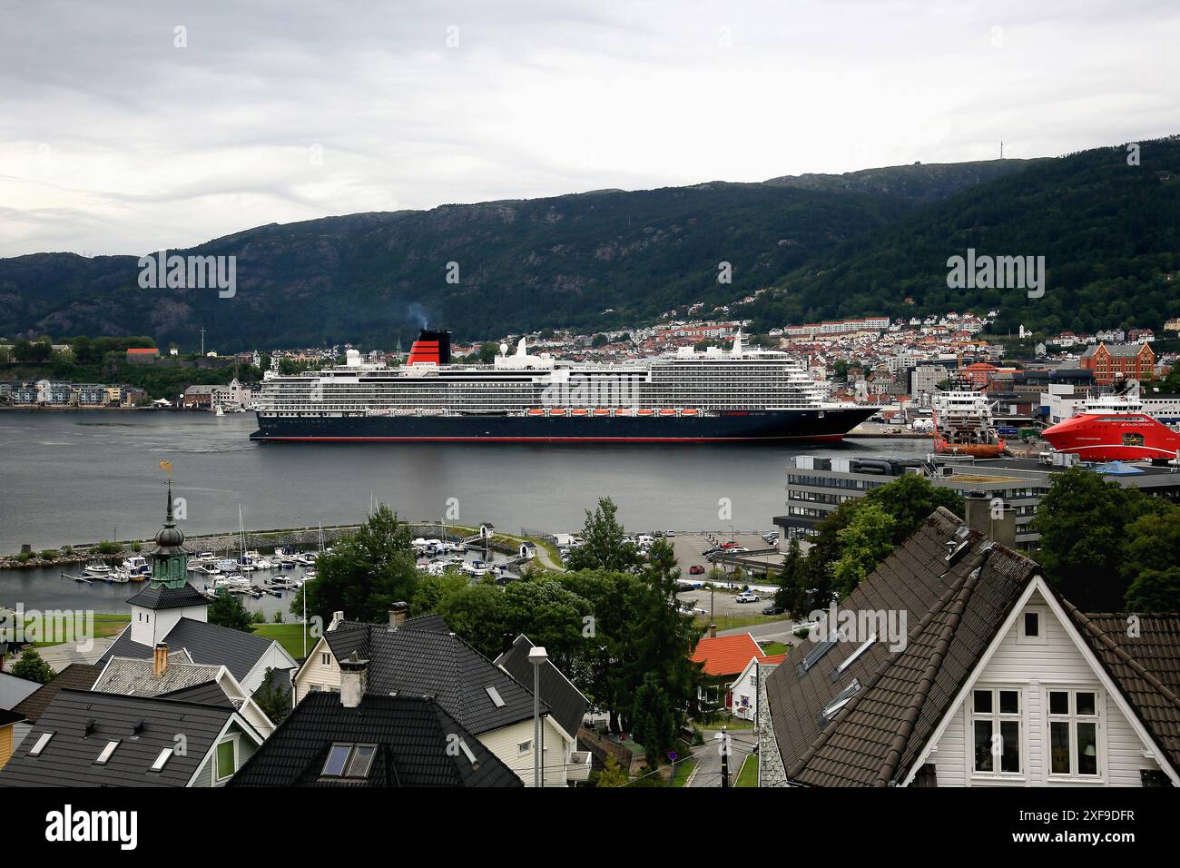 Queen anne cruise liner hi-res stock photography and images - Alamy