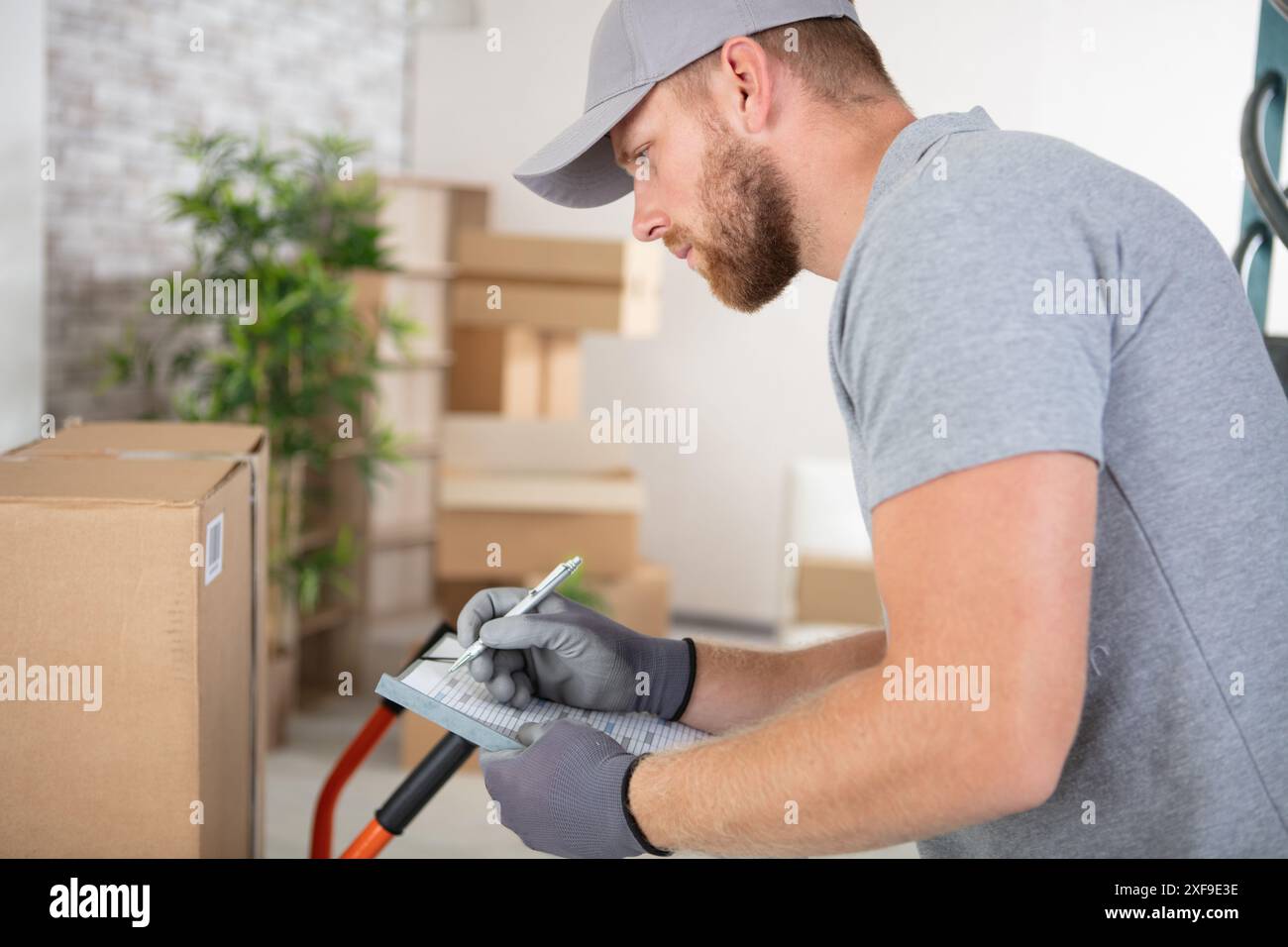 delivery man is filling out paperwork Stock Photo - Alamy
