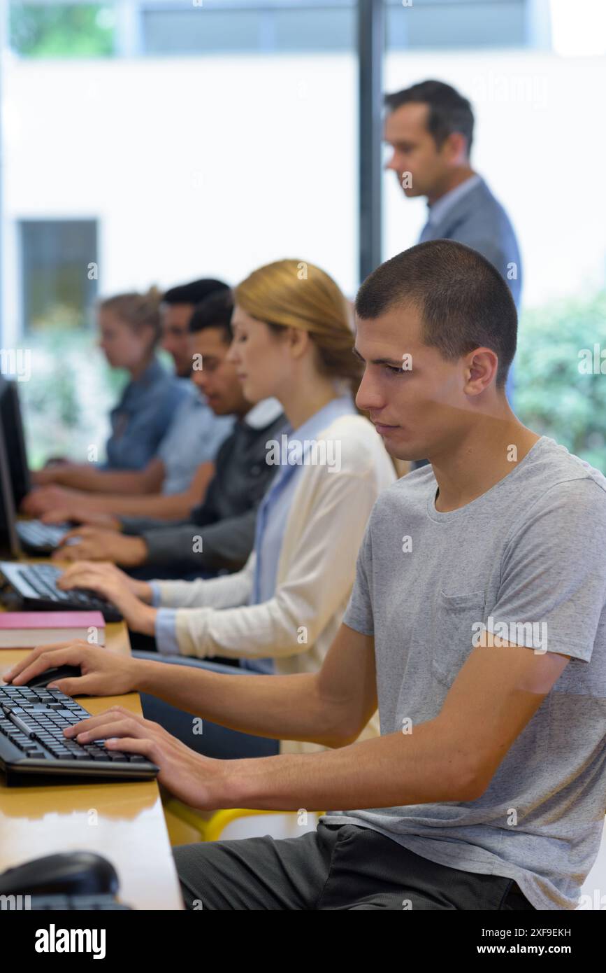 Teaching computer adults hi-res stock photography and images - Alamy