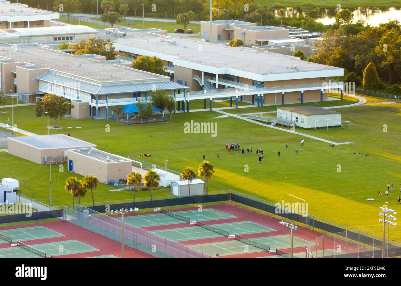 Schoolchildren campus hi-res stock photography and images - Alamy