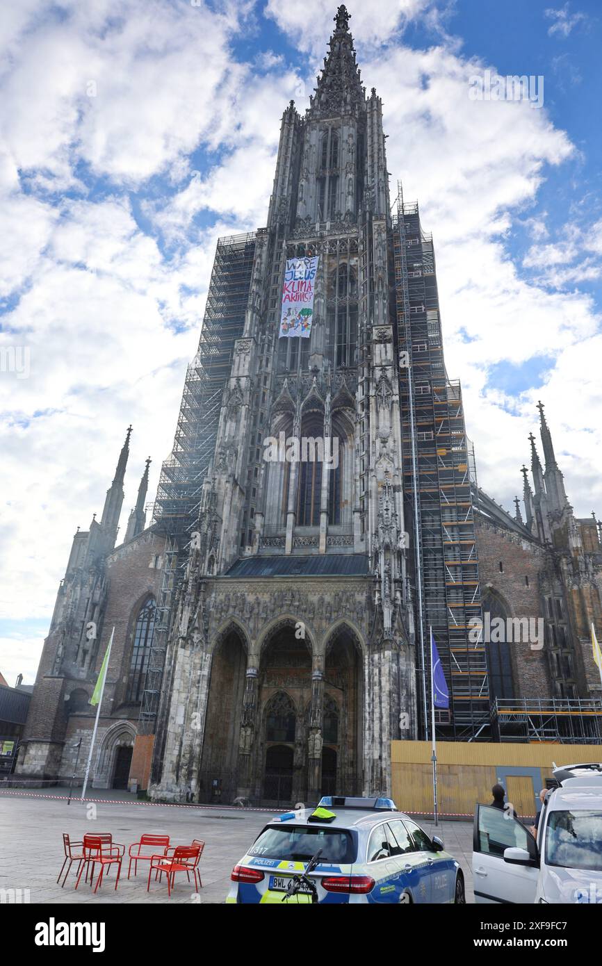 02 July 2024, Bavaria, Ulm: A banner with the inscription "Would Jesus ...
