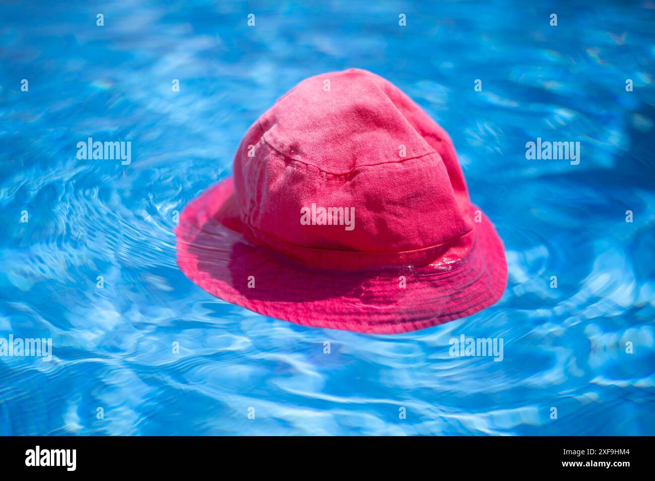 Bright pink sun hat, floating in a vivid blue, swimming pool Stock ...