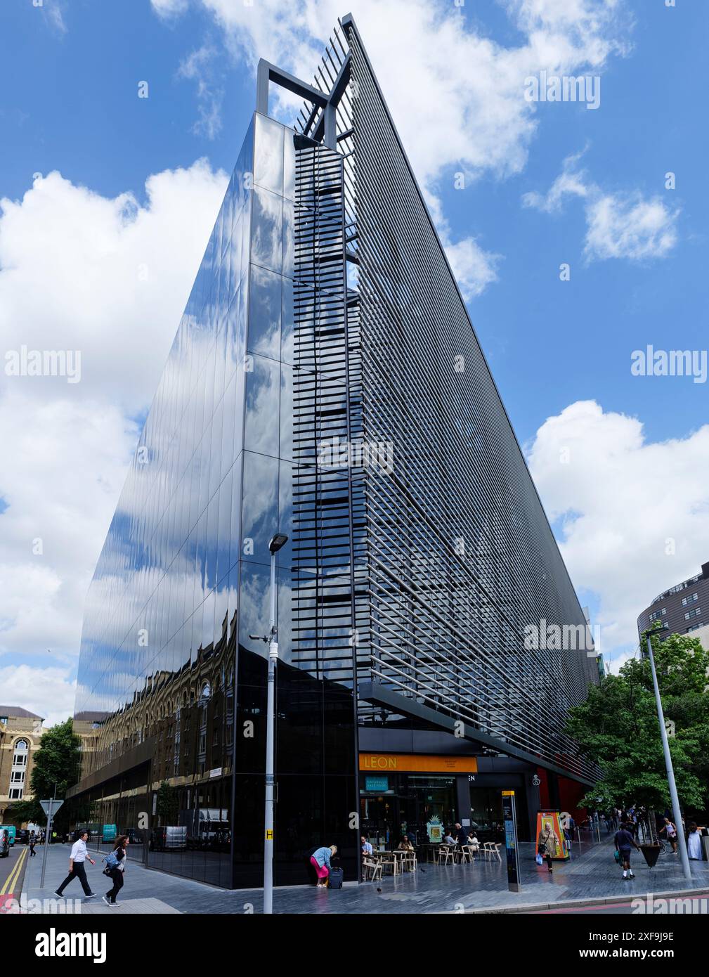 Triangular skyscraper hi-res stock photography and images - Alamy
