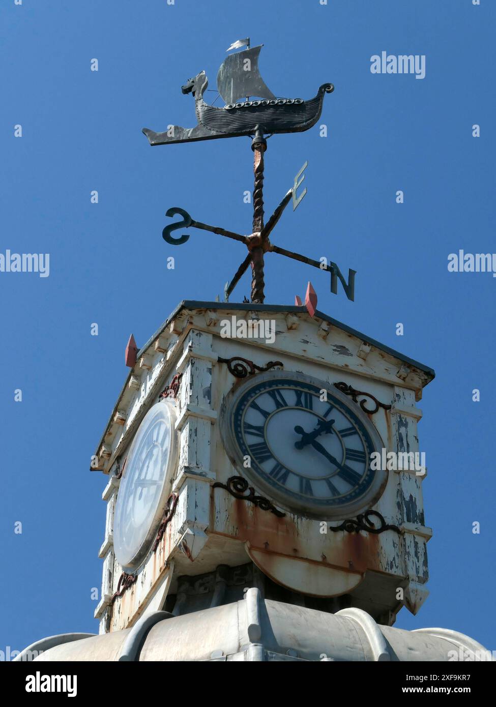 Weather vane metal sculpture hi-res stock photography and images - Alamy