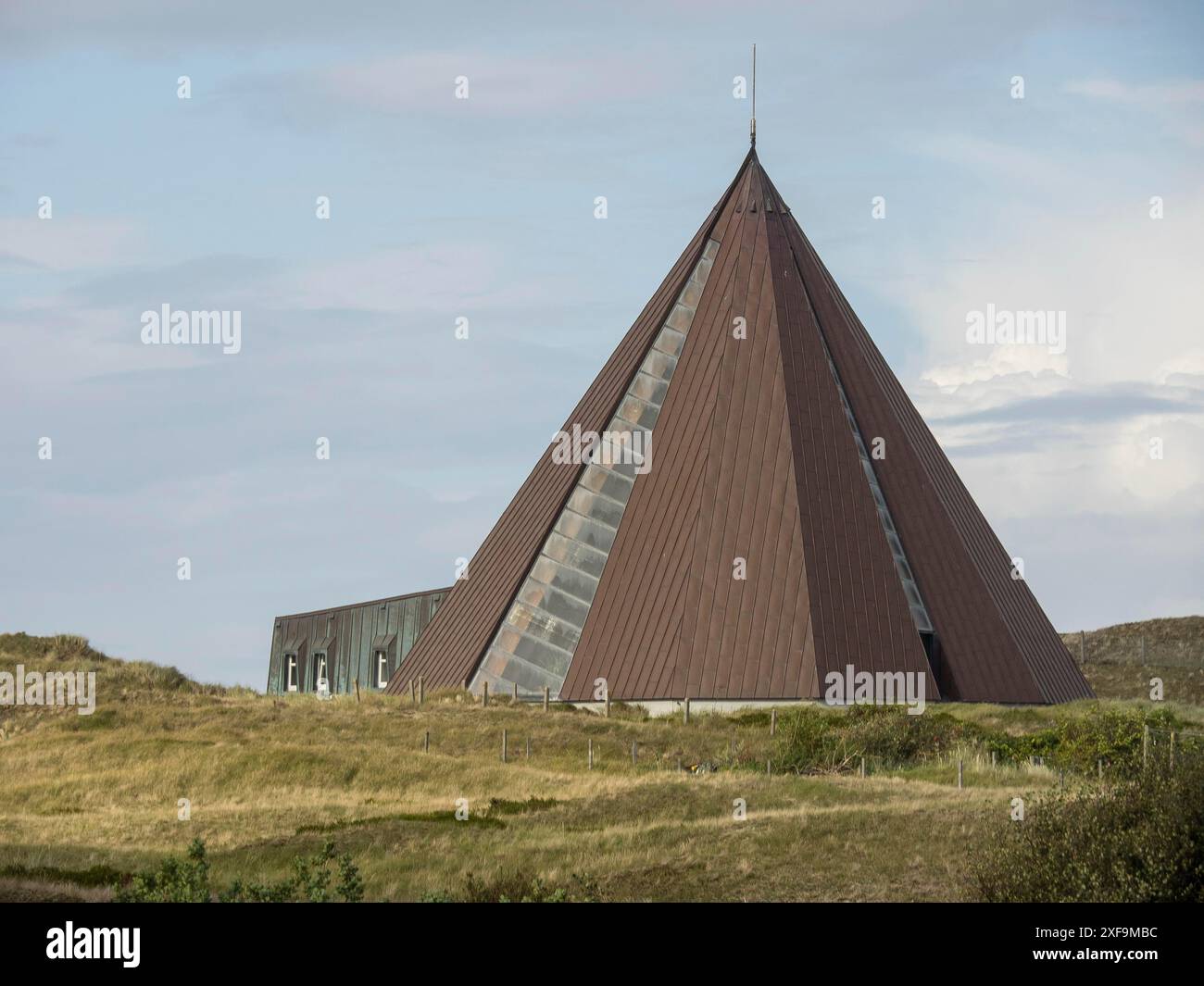 Modern pyramid hi-res stock photography and images - Alamy