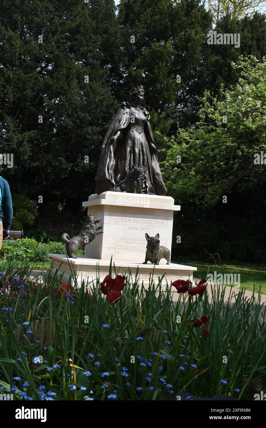 Oakham queen statue hi-res stock photography and images - Alamy