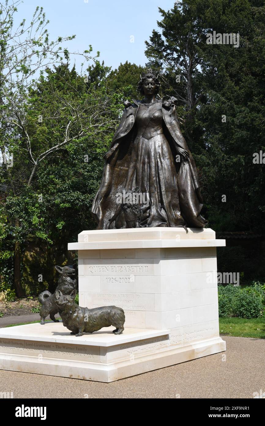 Bronze statue elizabeth queen hi-res stock photography and images - Alamy