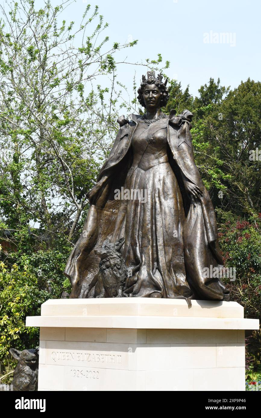 Queen Elizabeth II Statue Stock Photo - Alamy