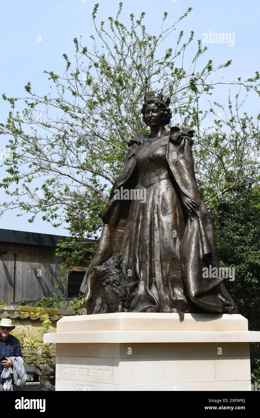 Oakham queen statue hi-res stock photography and images - Alamy