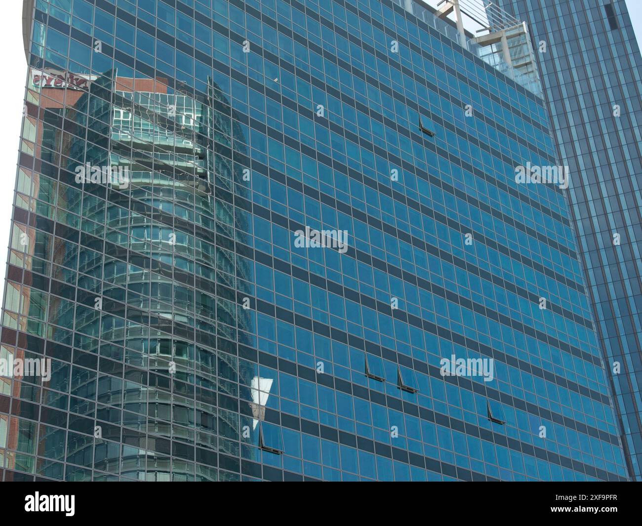 Modern glass building facade hi-res stock photography and images - Alamy