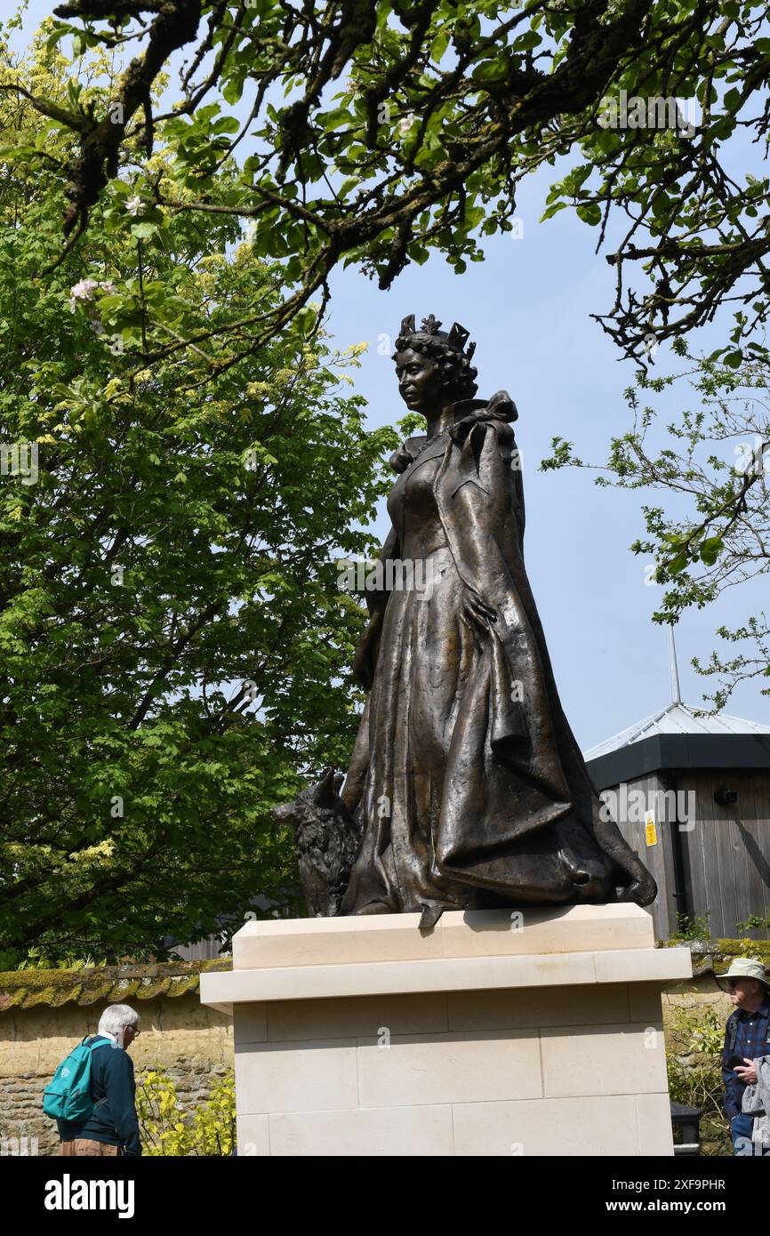 Queen Elizabeth II Statue Stock Photo - Alamy