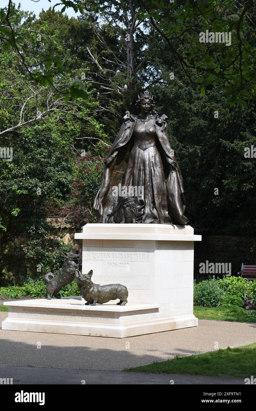 Queen Elizabeth II Statue Stock Photo - Alamy