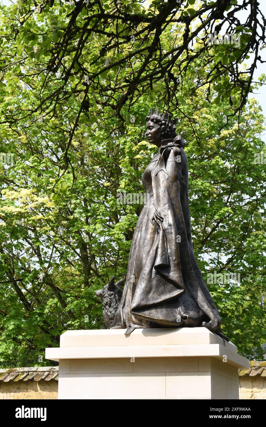 Oakham queen statue hi-res stock photography and images - Alamy