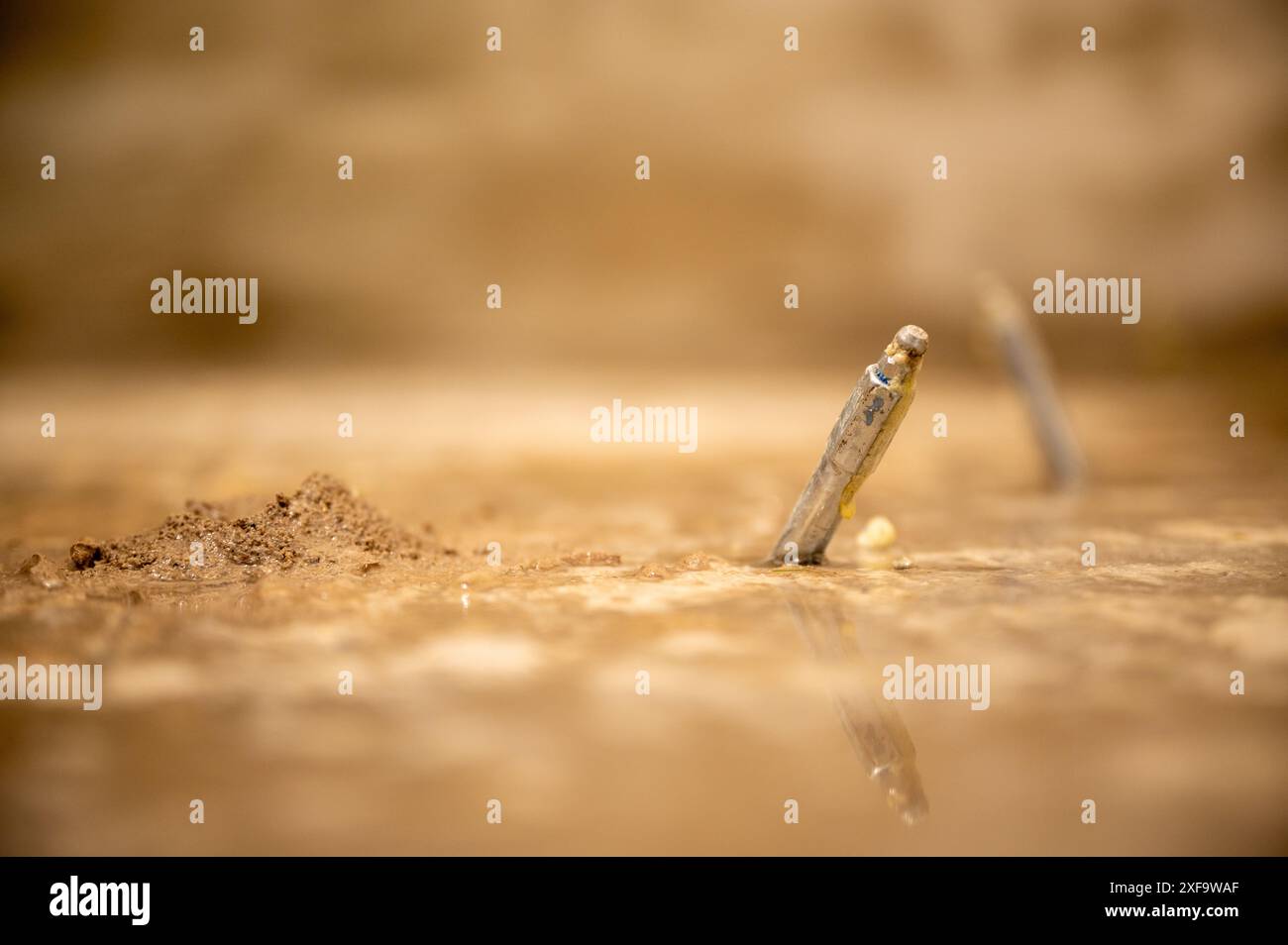 Sealing of surfaces and cracks in floors, walls, cellar floors by ...