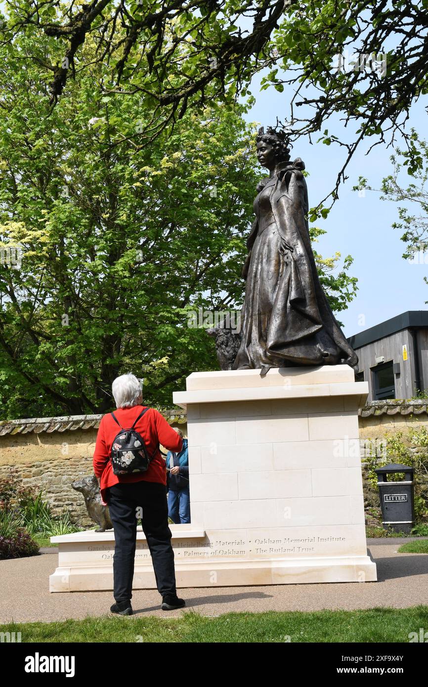 Queen Elizabeth II Statue Stock Photo - Alamy