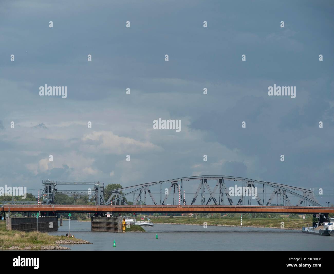 River steel bridge hi-res stock photography and images - Alamy