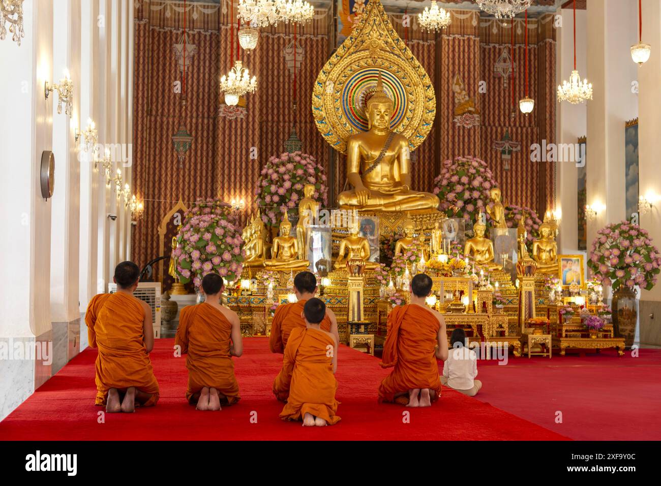 Puja at Wat Chana Songkhram, Bangkok, Thailand Stock Photo - Alamy