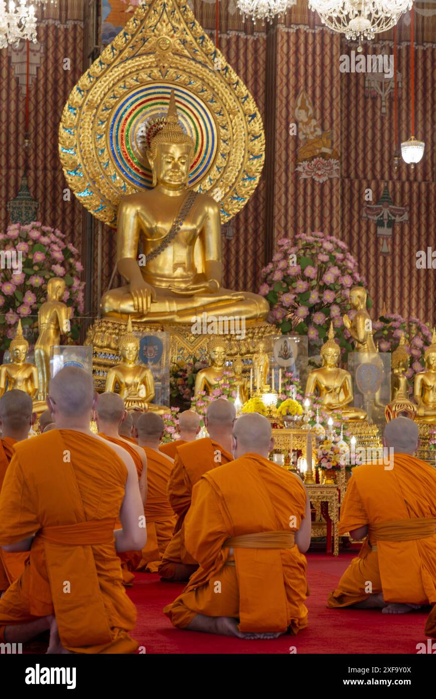 Puja at Wat Chana Songkhram, Bangkok, Thailand Stock Photo - Alamy