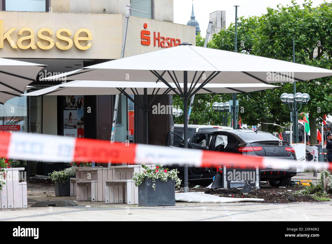 02 July 2024, Hamburg: A crashed car is parked in front of a savings ...