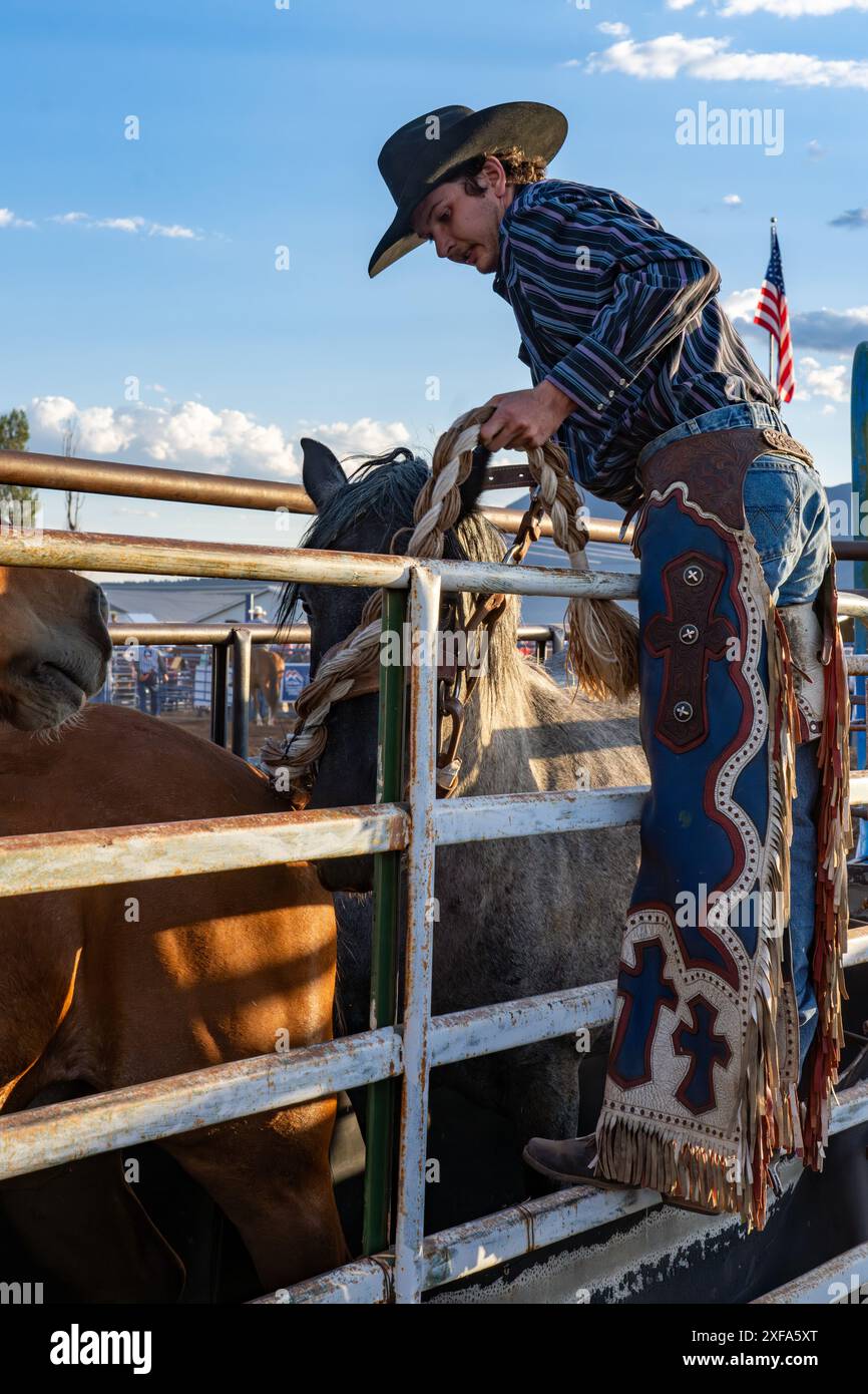 A saddle bronc cowboy Logan Nunn puts his bronc rein & halter on the ...