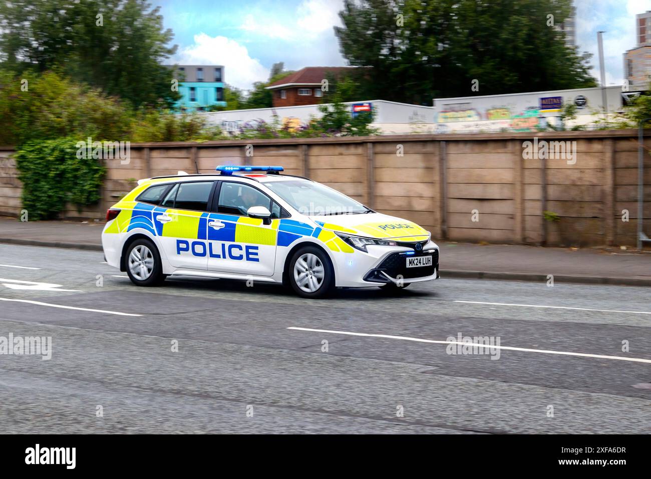 northumbria police car at speed n newcastle upon tyne uk blues and twos ...