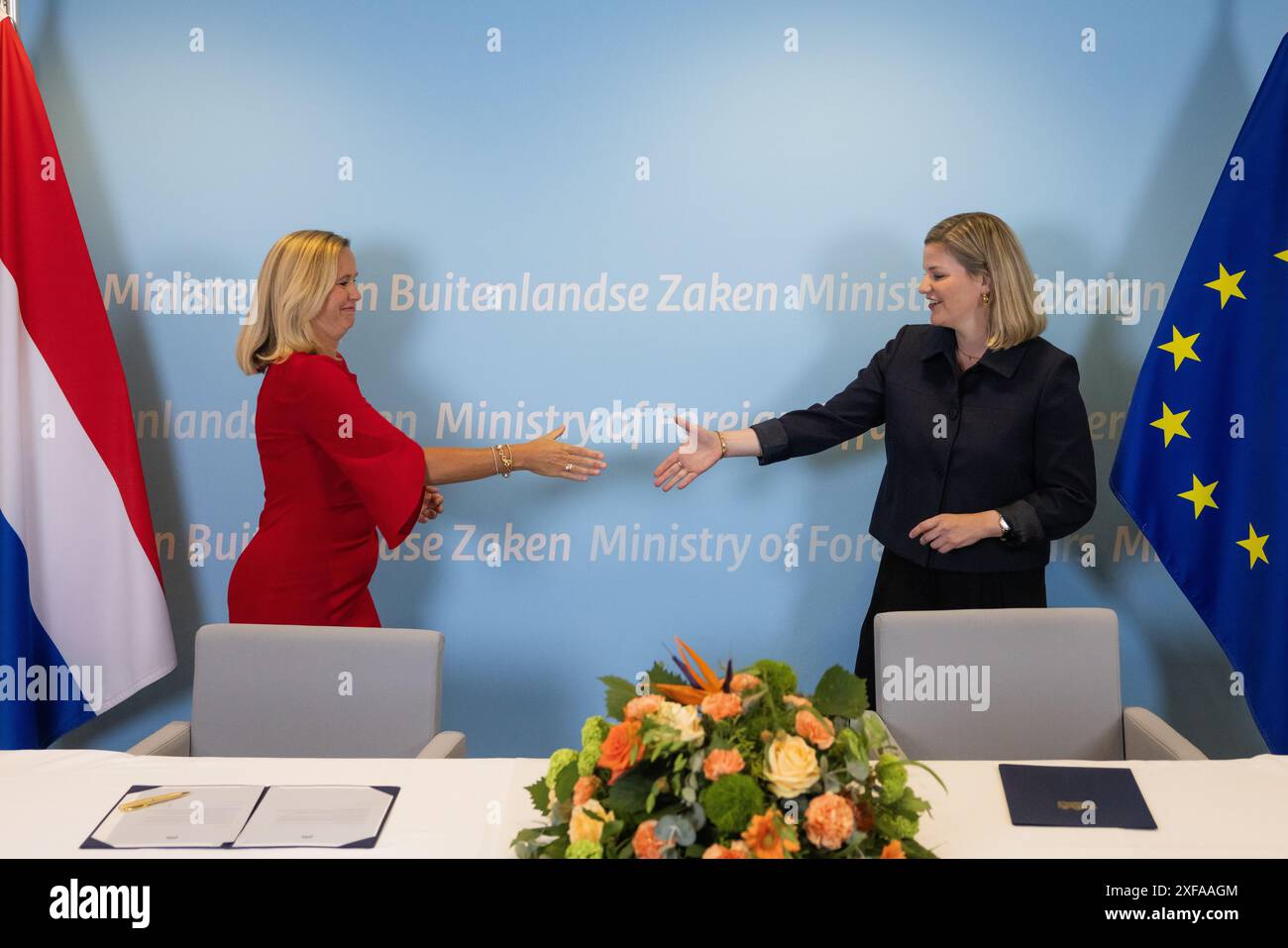 Inkomend hi-res stock photography and images - Alamy