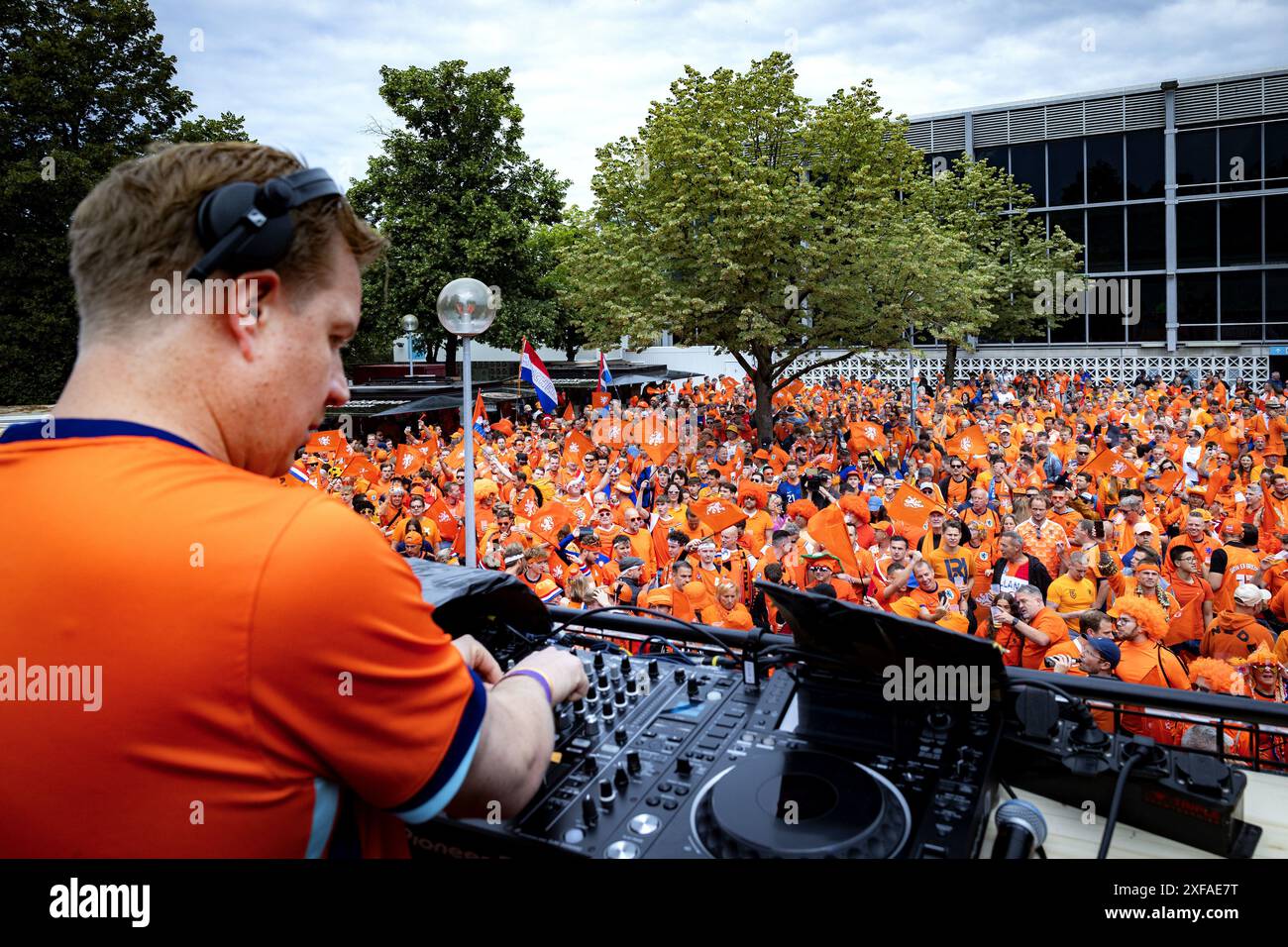 Olympiastadion munchen german supporters fan hi-res stock photography ...